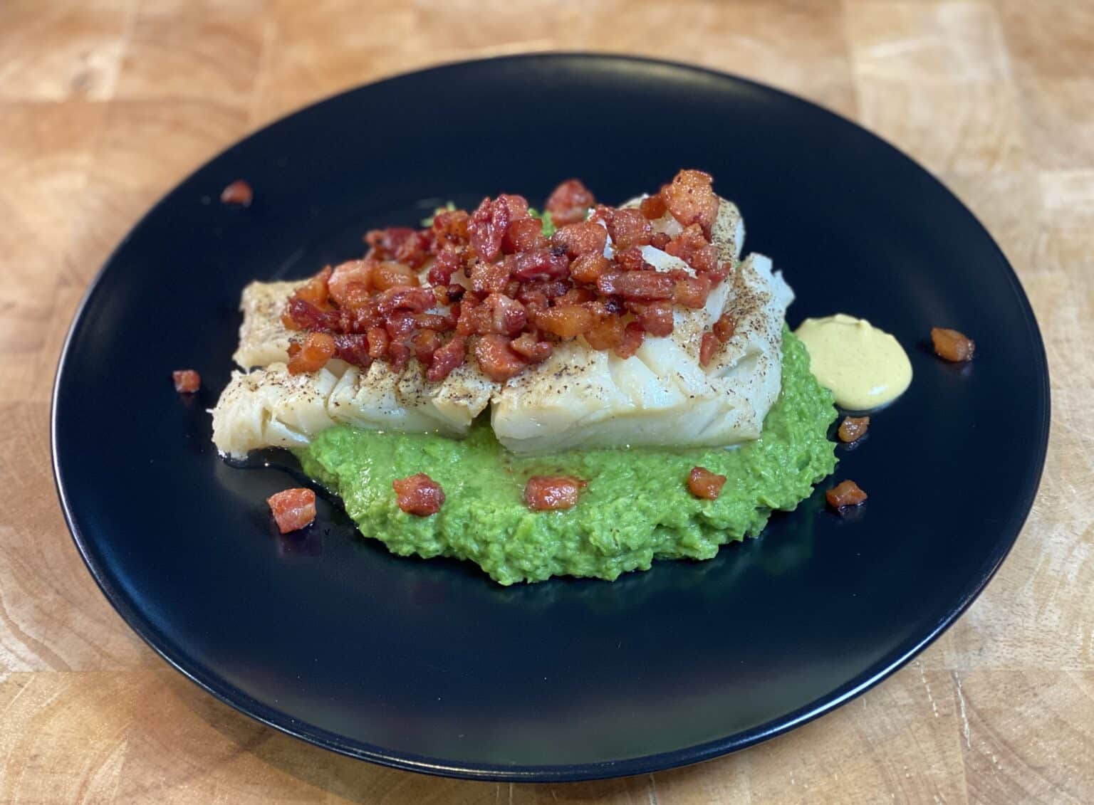Lutefisk med aspargesbønnepuré og bacon - Keto Tone