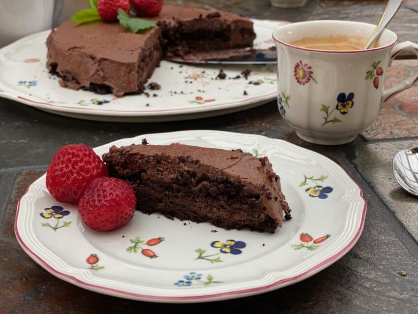 Saftig KETOladekake med mørk sjokolade og smørkrem - Keto Tone