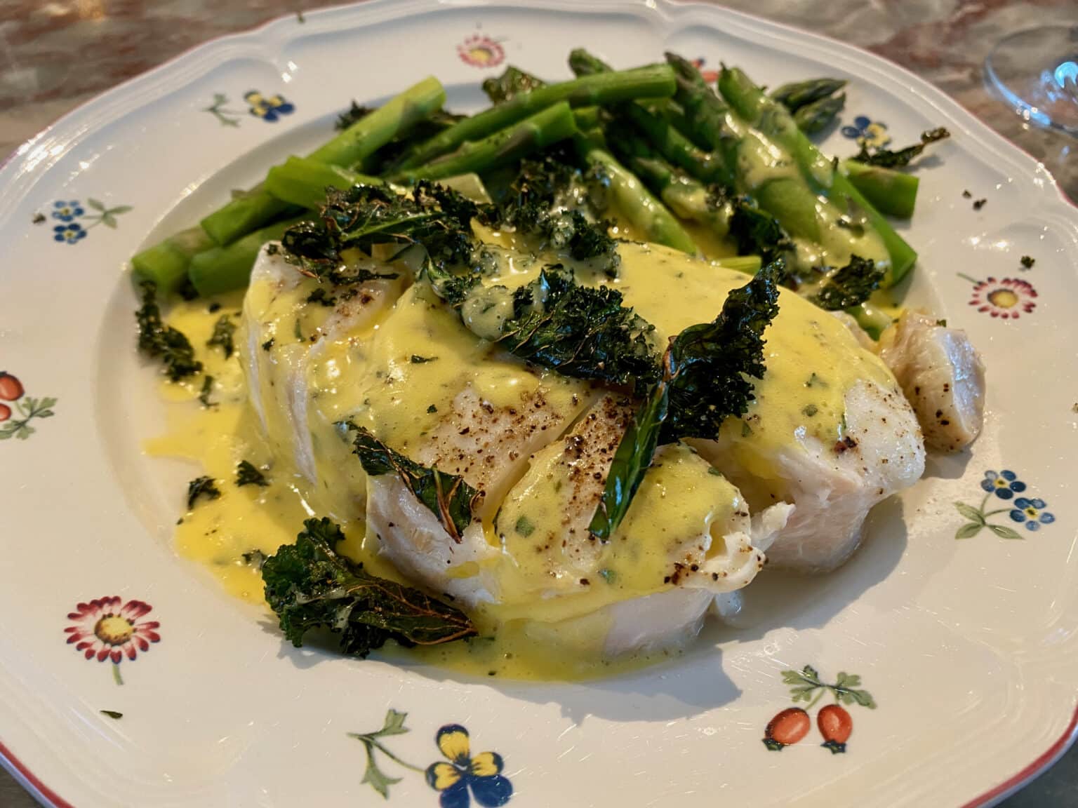 Ovnsbakt kveite med hollandaise og asparges - Keto Tone