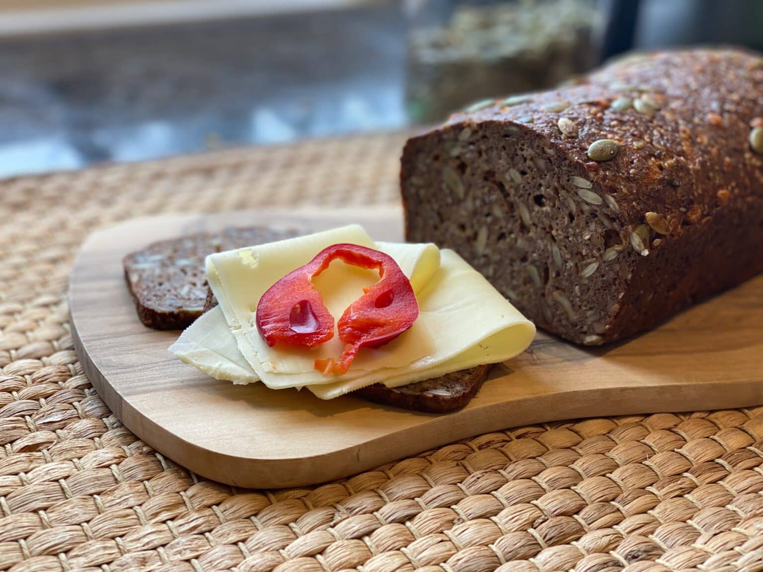 Keto dansk rugbrød uten rug og kun 18g karb på hele brødet - Keto Tone