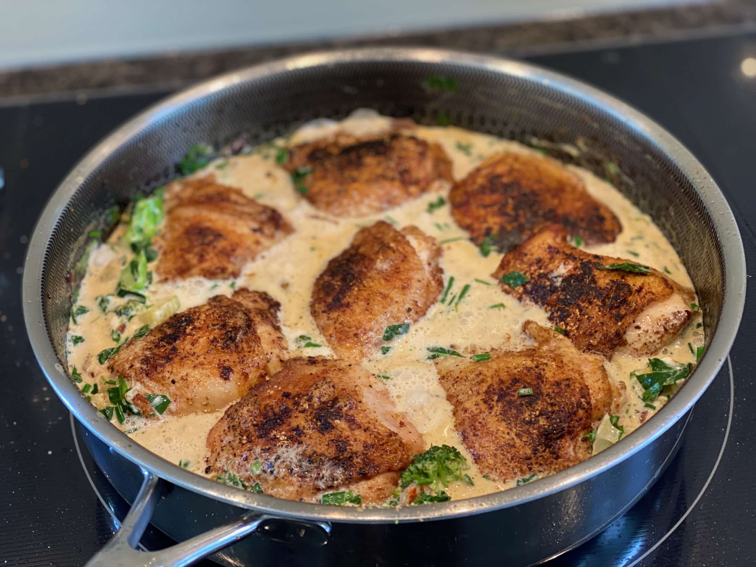 Kylling overlår stekt i urter med fløtesaus - Keto Tone