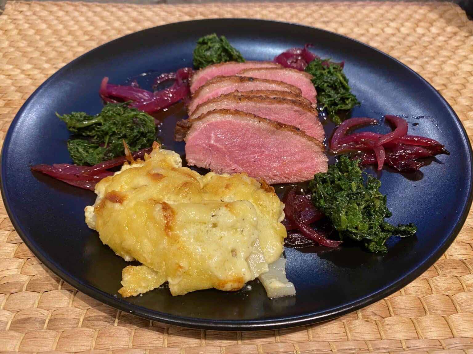 Sprøstekt andebryst med kryddersaus og rødløkskompott- keto - Keto Tone