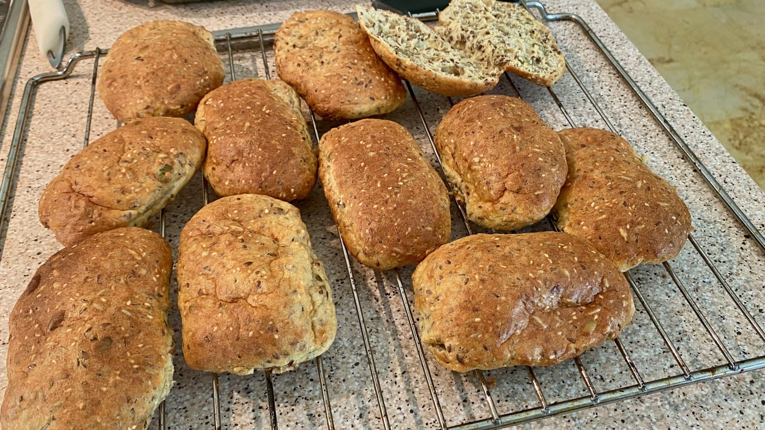 Grove rundstykker alla Ketotone - Keto Tone